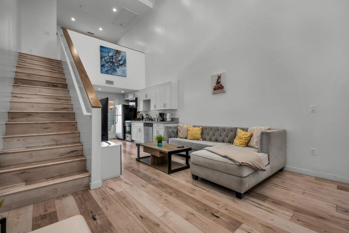 Loft-style 1-bedroom Apartment With Balcony & Private Parking In Hollywood - Downtown - Los Angeles