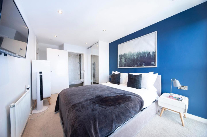 Modern 12th Floor | Balcony Striking London View - Hertfordshire