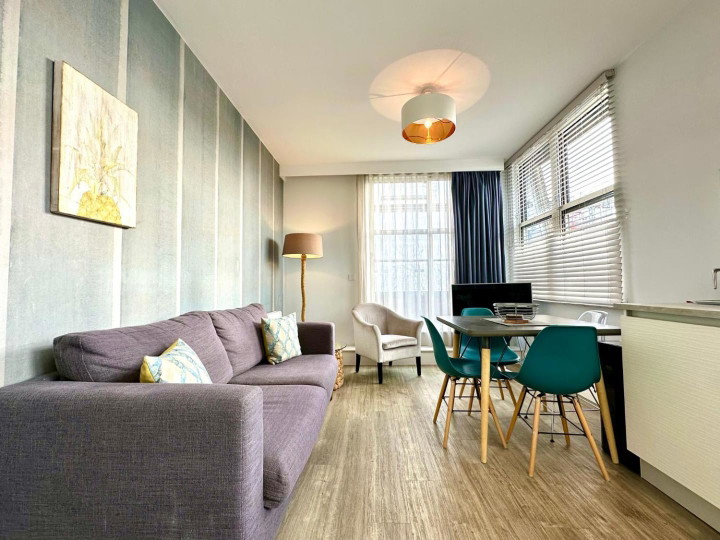 Stylish 2 Bedroom Apartment - Free Parking & Wifi - 1 Minute Walk To Poole Quay - Great Location - Free Parking - Fast Wifi - Smart Tv - Newly Decorated - Sleeps Up To 4! Close To Poole & Bournemouth & Sandbanks - Poole