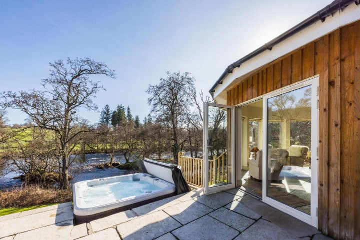 Lovely River Fronted Lodge With Hot Tub - Killin