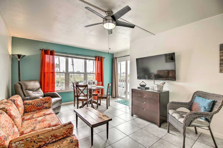 Steps To Beach: Beach Haven W/ Shared Amenities - Texas