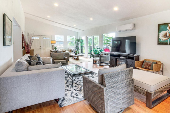2 Mi To Downtown Coos Bay: Home W/ Deck, Fire Pits - Coos Bay, OR