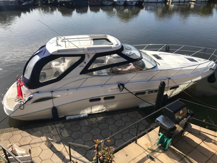 Oyster Fund -The Ultimate Thames Yachtcation Relaxing Peaceful Private Island Mooring -Heated -Aircon - 2 Double Bedrooms 2 En-suit - Sleeps Up To 4 People - Legoland Thorpe Park Ascot Races Wentworth London Lapland Uk No Parties- Private Cruise Package - Slough