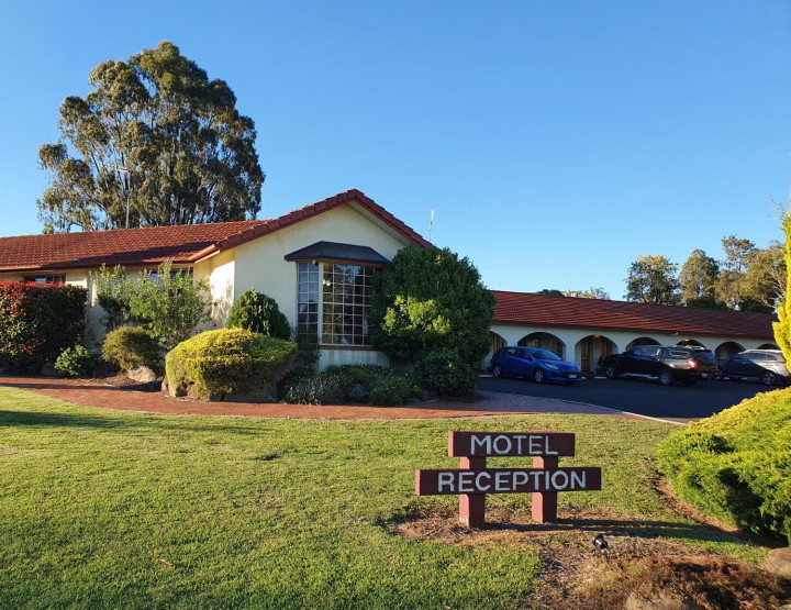 Mcnevins Warwick Motel - Warwick
