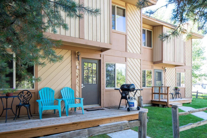 Trapper 8: Cozy 4-bedroom Condo, 1 Minute To Yellowstone, Perfect For 8 Guests. - West Yellowstone, MT
