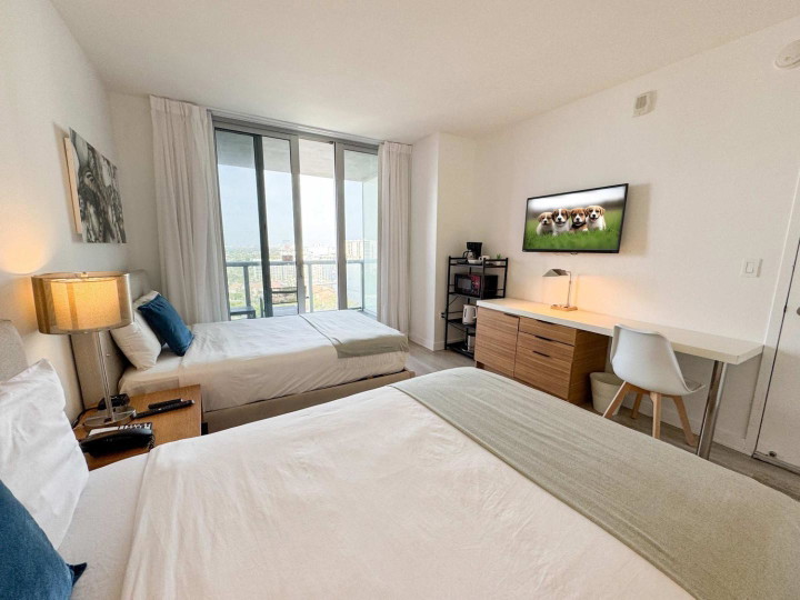 Modern Studio Intracoastal View & Pool - Aventura