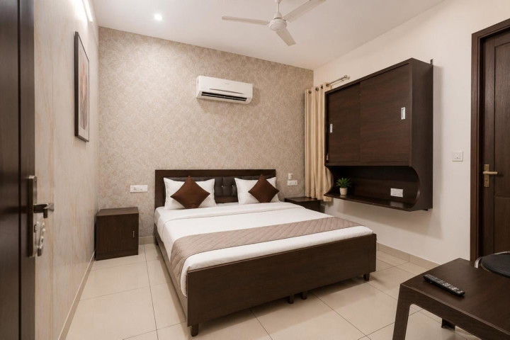 Hotel Devine Opp Jubilee Walk Mall & Near Gurdwara Sohana - Mohali