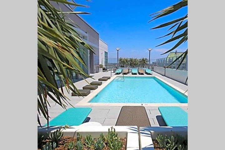 Luxury Highrise Living Downtown La - Downey, CA