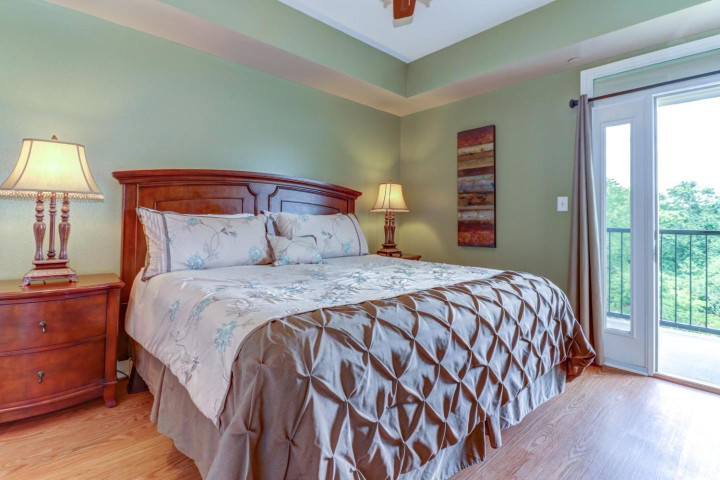 Riverfront Condo Sleeps 4 Jetted Tub Balcony Pool - Sevierville, TN