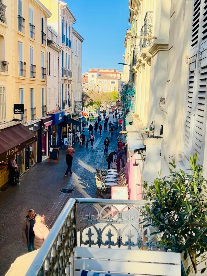 Balcony In Heart Of Pedestrian Centre Of Old Antibes - Juan les Pins