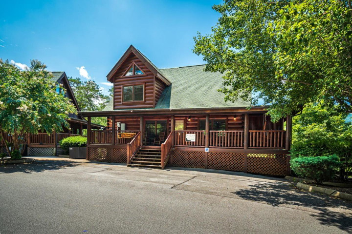 Bear Creek Falls Retreat-miniature Golf, Indoor And Outdoor Pool, Spacious Smoky Mountain Getaway! - Pigeon Forge, TN