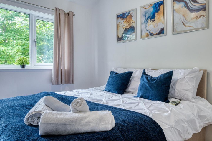 Contractors & Relocation Haven, 3bd House, Secure Off-site Parking & Office Space - Bury