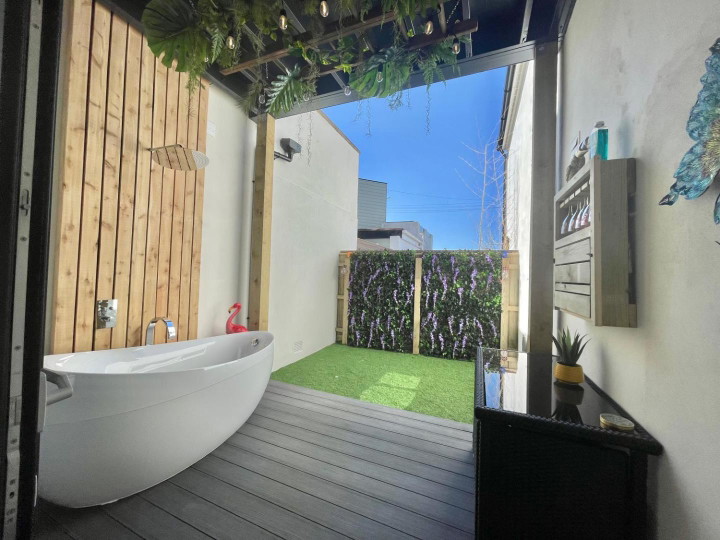 The Jungle Apartment - By Coastline Retreats - Jungle Themed Garden Apartment - Outdoor Bath - Next To Seafront - Childrens Toys - Superfast Wifi - Netflix - Disney - Southbourne