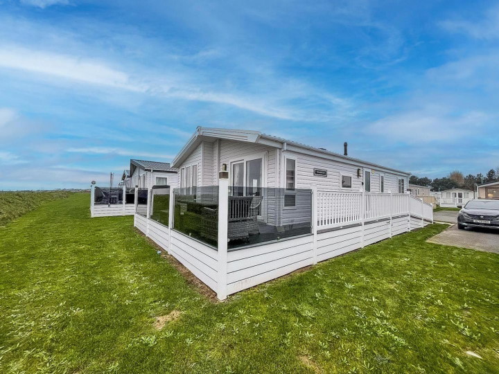 Stunning Lodge With Full Sea Views And Decking At Broadland Sands Ref 20076cf - Great Yarmouth