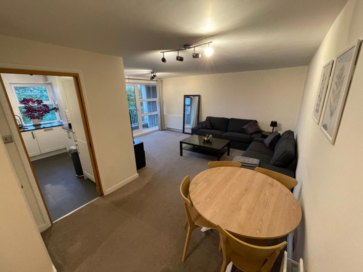 Spacious 2-bedroom Flat Near Surbiton Station - Epsom