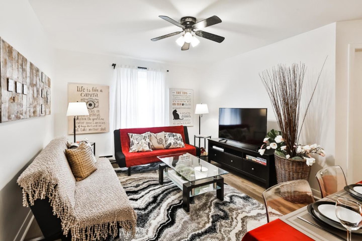 Comfortable 2-bedroom Apartment - Free And Plentiful Parking - 10 Minutes To Airport And 15 Minutes To Downtown Montreal - Near Popular Waterfront Restaurants - Located In Beautiful Lachine - Lasalle