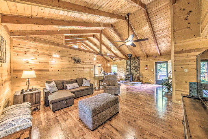 Updated Ruidoso Cabin W/ Spacious Deck & View - New Mexico