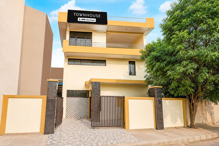 Super Townhouse Sector 13 Gurgaon - Gurugram