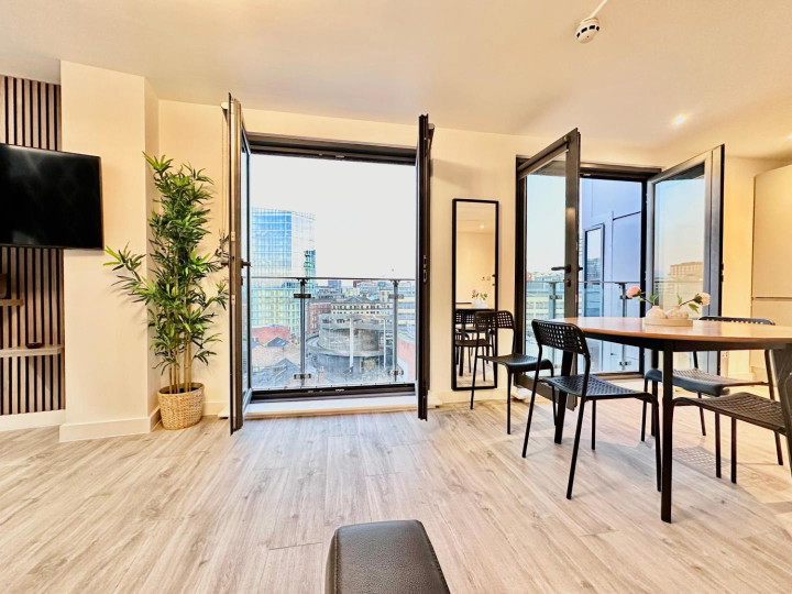 City Centre, Top Floor Apartment, Two Balconies - Manchester
