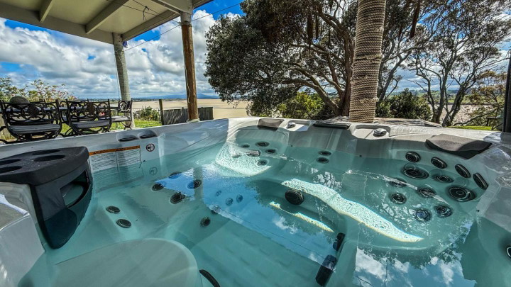 Large Riverfront Home With Spa And Stage - Dargaville