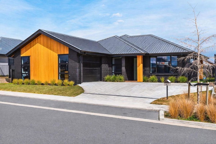 Premium Lake Taupo Home - Walk To Lake & Café - Taupo