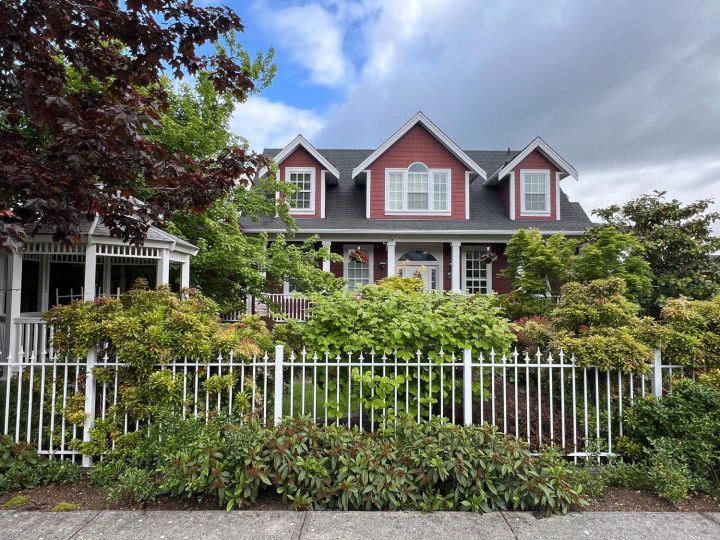 Mae Sweet Home - Surrey