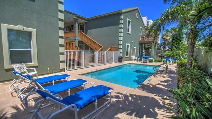 2 Bed 2 Bath 2nd Fl Condo By Beach With Pool - South Padre Island