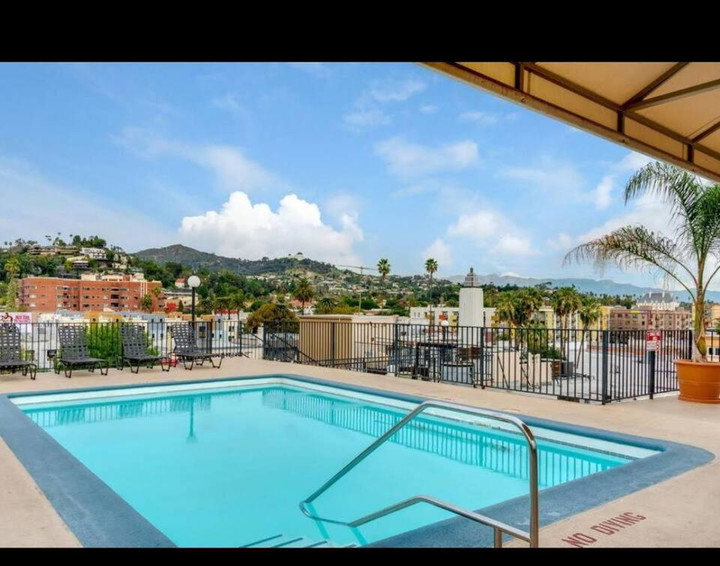 Chic Hollywood Retreat 2bed Rooftop Pool With Iconic Views - Los Angeles