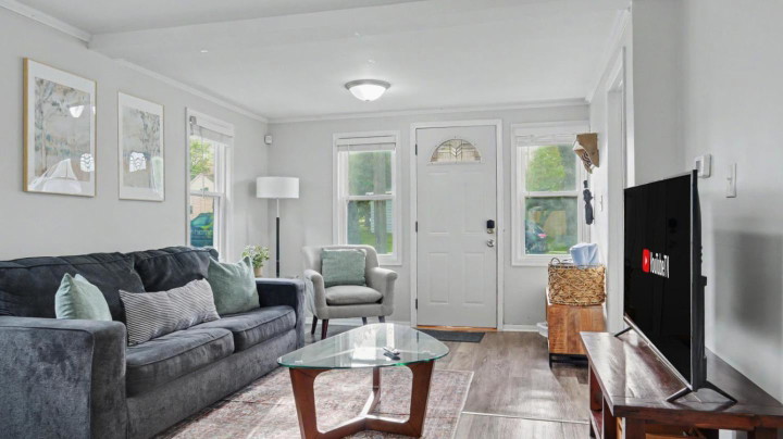Home In Dt Libertyville Near Corp Hqs And Naval Base - Highland Park, IL