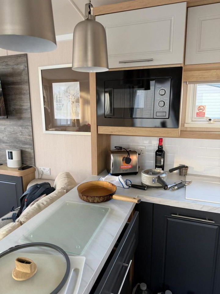 Luxury 3-bed Caravan With Decking & Free Parking Near Beaches - Primrose Valley - Yorkshire