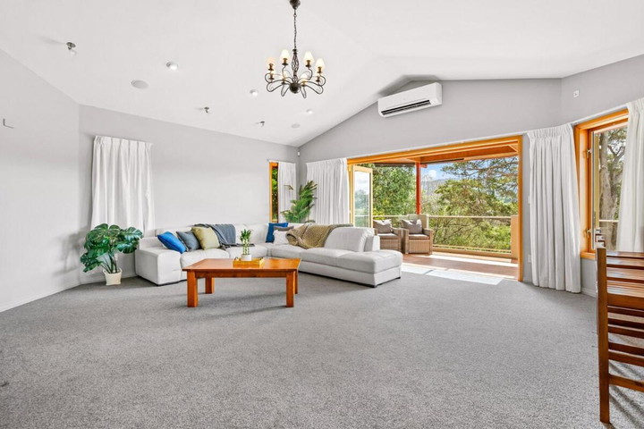 Spacious Retreat With Views, Hot Tub, Games Room! - Whangārei