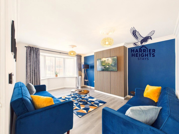 Flycatcher House By Harrier Heights - Sleeps 8 - Spacious 6 Bedroom - 2 Bath - Parking For 3 Vehicles - Corby