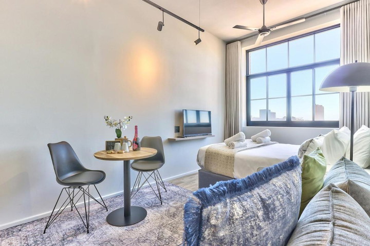 Sunny Central East City Apartment City Views - Cape Town