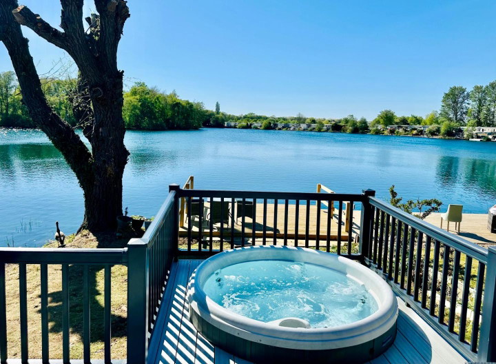 Exclusive Lakeside Holiday Lodge With Hot Tub And Private Fishing Peg At Tattershall Lakes - Woodhall Spa