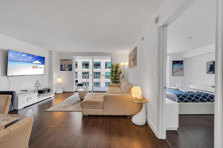 Dazzling 1 Bed 1 Bth • Brickell • Bay & City View - Hialeah, FL