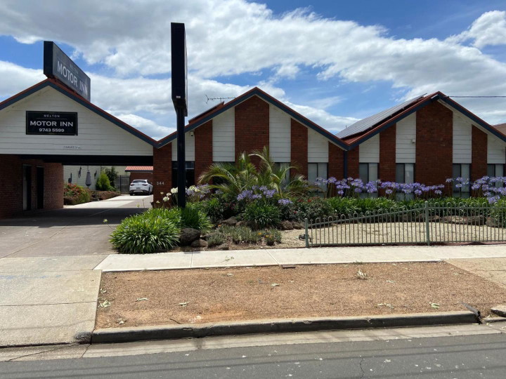 Melton Motor Inn And Apartments - 