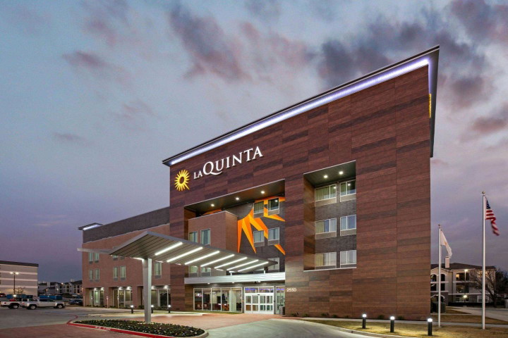 La Quinta Inn & Suites By Wyndham Dfw Airport West-glade - Euless, TX