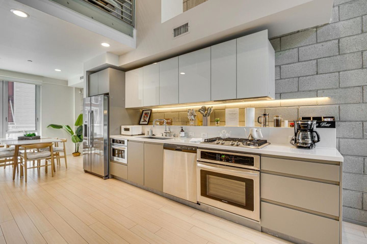 Walk To Universal Studios: Loft-style La Home - Hollywood, CA