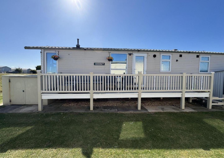 Dog-friendly 6 Berth Caravan With Side Decking Ref 67004m - England