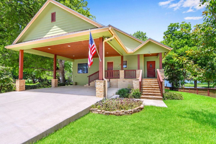 Beautiful Lakefront Cabin - Something For Everyone - New Braunfels, TX