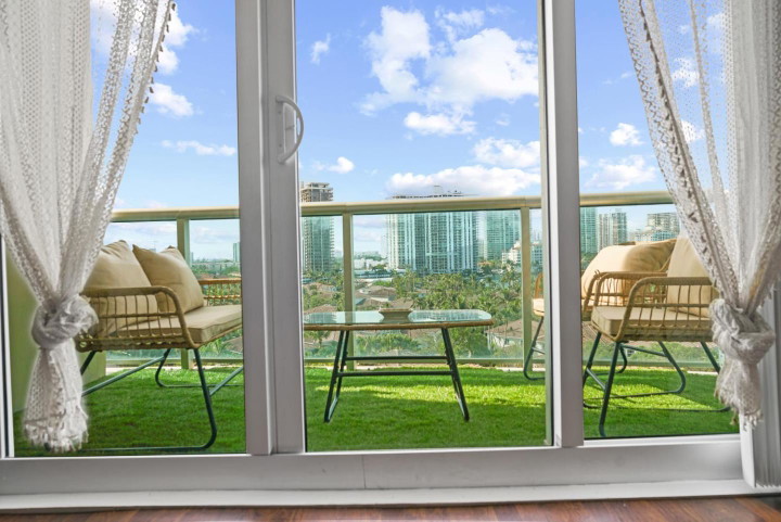 Stunning Water Views 1br Condo With Pool And Tennis Court - Sunny Isles Beach, FL