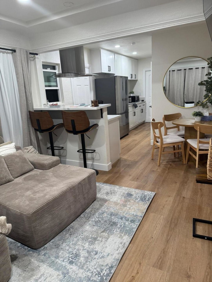 Chic East La Retreat 2 Bedroom-sleeps 6-near Dtla-car Rental Service On Property - Norwalk, CA