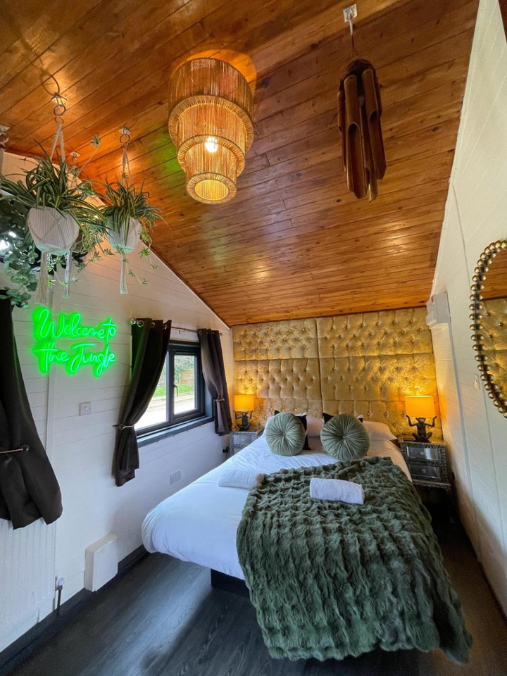 Otter 3 Lodge -Jungle Inspired -Dog Friendly -Private Hot Tub -Warminster-bath-salisbury - United Kingdom
