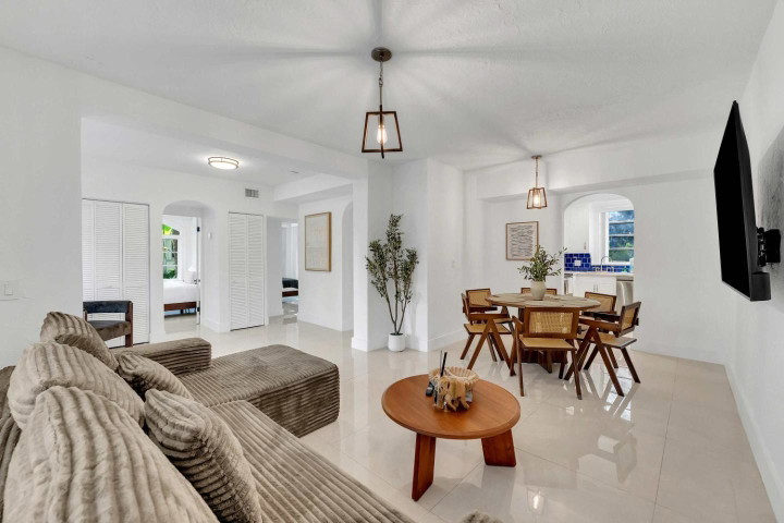 Spacious & Stylish 2br Retreat Near Victoria Park - Fort Lauderdale, FL