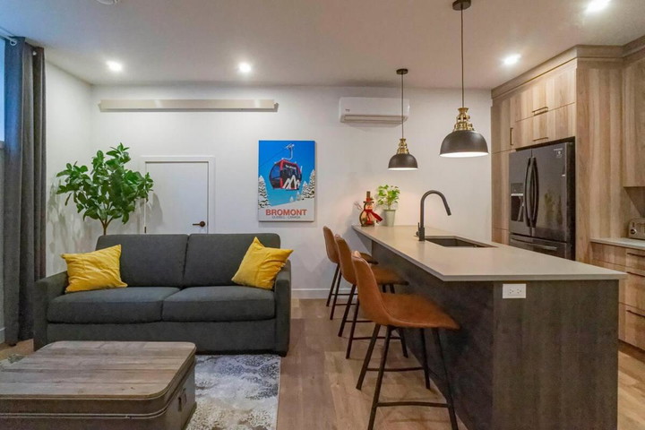 883 Suite 102 Bromont Vieux Village 2cac , Foyer - Granby