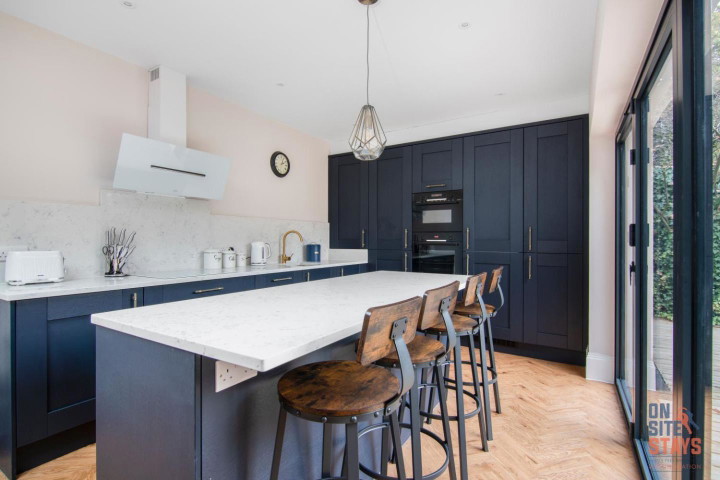 Onsitestays New Large Modern 4 Bed, Parking, Wifi, 2 X Bathroom - London