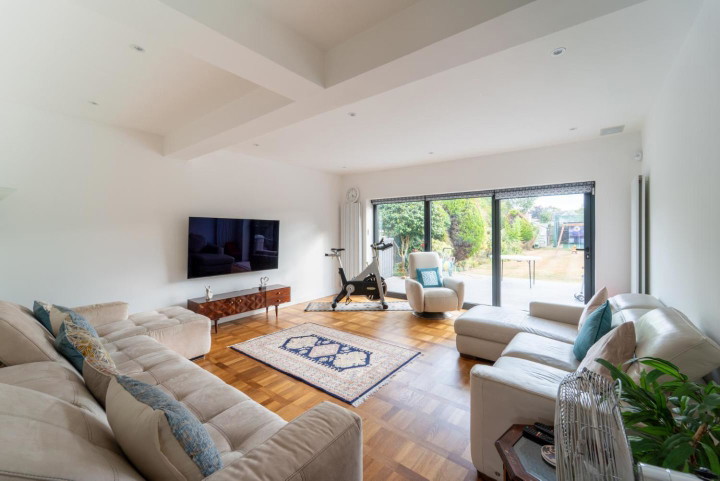 Extended Family Home With Parking Near Heathrow - Hayes