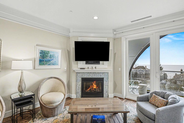 Discover Maritime Lakeview Suite 414 In Bay Harbor, Mi—spacious, Stylish, And Lakeside. - Petoskey, MI