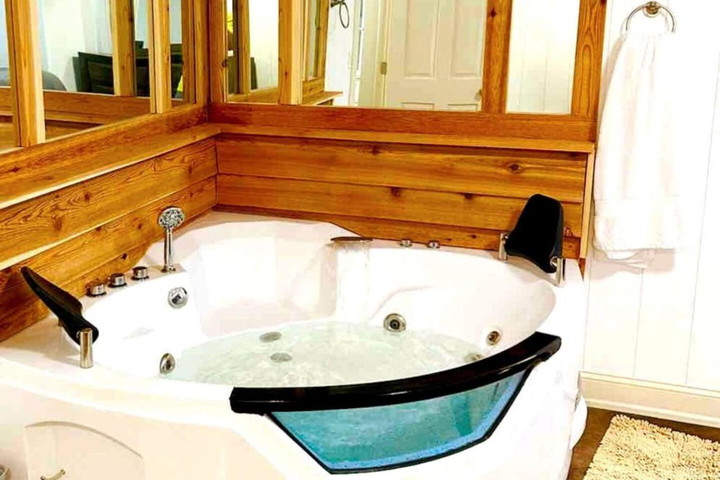Dragons Nest 1 Hot Tub Private Bedroom By Vics Bar - Fargo, ND