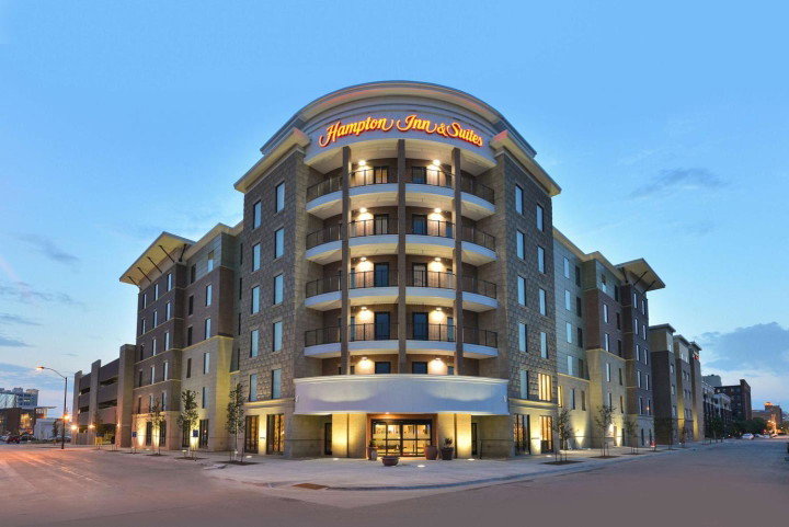 Hampton Inn & Suites Des Moines Downtown - Des Moines, IA